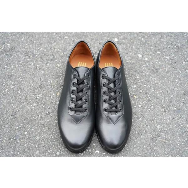 2025FWの新作シューズ。「イタリアン ミリタリー バイシクル」。 1970年代に実際にイタリア軍の自転車部隊が着用していたシューズを元にリプロダクトされた一足。こちらは内羽根式のデザインになっており、シンプルで洗練されたデザインのシュー...