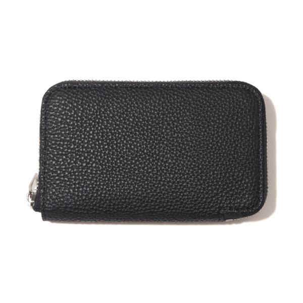 フランスを代表する世界最高峰のタンナーが生み出すトリヨン・モーリスを表面と内装ともに使用し、日本の熟練の職人の丁寧な手作業によって仕立てられた非常に贅沢なミッドジップウォレットです。コンパクトでありながら、高い収納力と操作性を備えたウォレッ...