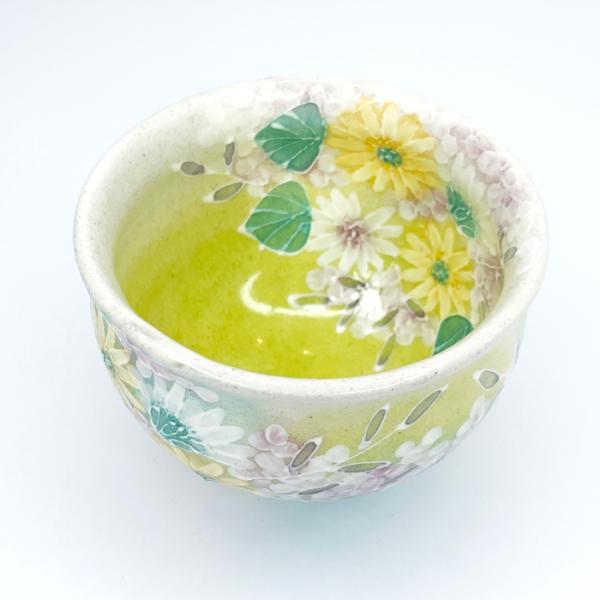 「工房ゆずりは」は女性だけの工房で、思いやりある優しい感性で、１つ１つ心をこめて丁寧につくりあげられています。可憐で華やかな食器で、食卓を明るく演出してみませんか。優しい花柄は、使う方の心を癒します　福々碗は湯飲みよりも少し大き目な器です■...