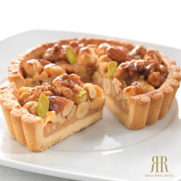 ヘーゼルナッツ、アーモンド、くるみを贅沢に使用。キャラメルの優しい甘さとナッツの香ばしさがお口の中で広がります。●原材料名：小麦粉（国内製造）、マーガリン、砂糖、アーモンド、くるみ、牛乳、はちみつ加工品（精製はちみつ、ぶどう糖果糖液糖）、ヘ...