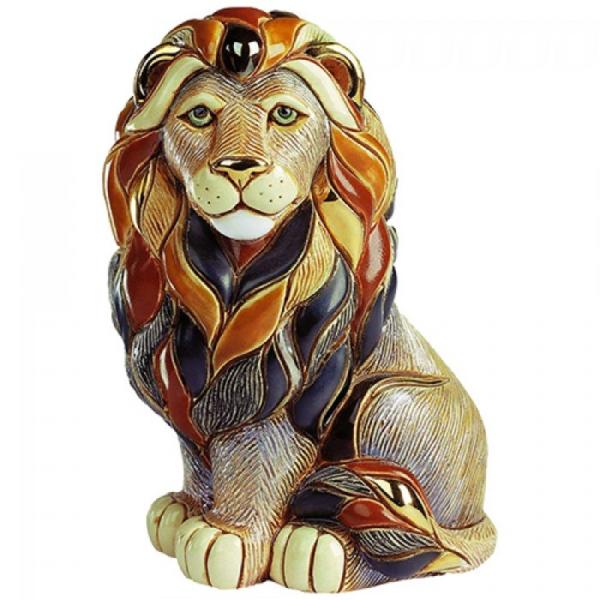 座るライオンL (1008)ゴールドをあしらい豪華な仕上がりで立派なライオンです。【サイズ】たて13×よこ10×高さ17(cm）【素材】陶器(微粒子粘土)【原産国】ウルグアイ※作品はすべて手作りにつき画像と現物のサイズ・細部の作りや色合いは...