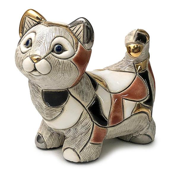 ベビーキャリコキャット (1757)華麗な三毛猫子供です。【サイズ】たて8.0×よこ4.3×高さ7.7（cm）【素材】陶器(微粒子粘土)【原産国】ウルグアイ※作品はすべて手作りにつき画像と現物のサイズ・細部の作りや色合いは微妙に変る場合があ...