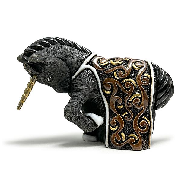 ユニコーン (2013)角が凛々しい、ユニコーンです。【サイズ】たて12.0×よこ6.5×高さ9.0(cm）【素材】陶器(微粒子粘土)【原産国】ウルグアイ※作品はすべて手作りにつき画像と現物のサイズ・細部の作りや色合いは微妙に変る場合があり...