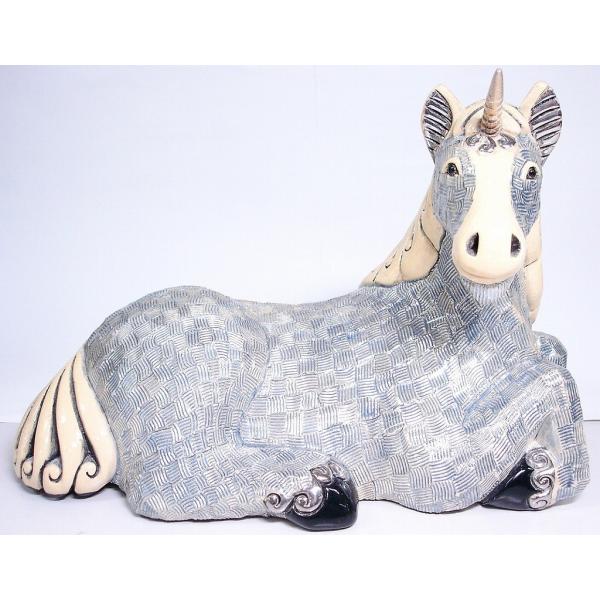 ユニコーン (420)額の中央に一本の角が生えた馬に似た伝説の生き物です。【サイズ】たて13.5×よこ26.0×高さ21.7(cm）【素材】陶器(微粒子粘土)【原産国】ウルグアイ※作品はすべて手作りにつき画像と現物のサイズ・細部の作りや色合...