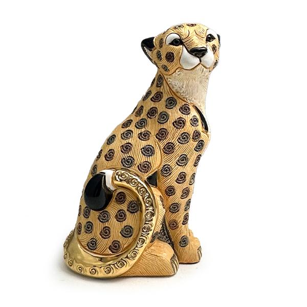 チーター (F248)スマートな佇まいと可愛らしさ、両方楽しめるデザインですゴールドをあしらい豪華な仕上がりです。【サイズ】たて9.0×よこ6.0×高さ13.0(cm）【素材】陶器(微粒子粘土)【原産国】ウルグアイ※作品はすべて手作りにつき...