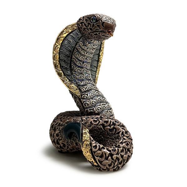 コブラ (F253)【サイズ】たて9.0×よこ6.0×高さ12.0(cm）【素材】陶器(微粒子粘土)【原産国】ウルグアイ※作品はすべて手作りにつき画像と現物のサイズ・細部の作りや色合いは微妙に変る場合がありますのでご了承下さい。ヘビ へび ...