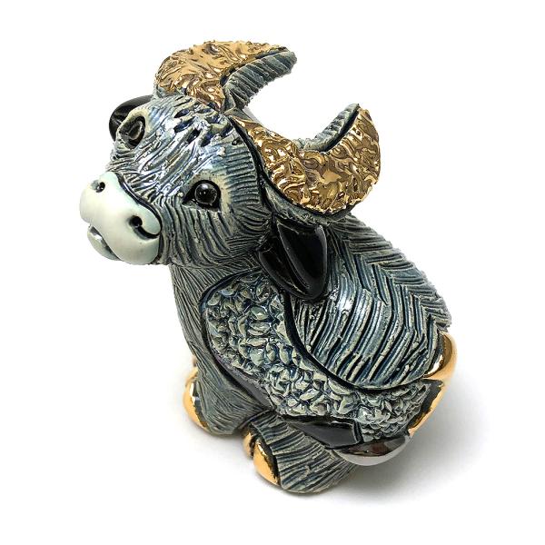 青雄牛子供(F429A)子供の可愛い雄牛です。干支の置物に最適です。金、銀を含む極彩色のゴージャスかつ緻密なデザイン。【サイズ】たて7.0×よこ6.0×高さ8.0（cm）【素材】陶器(微粒子粘土)【原産国】ウルグアイ※作品はすべて手作りにつ...