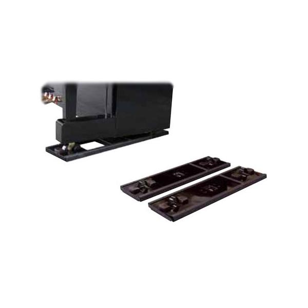 ピアノの幅にあわせ、無段階調節できる構造でほとんどのピアノに設置可能です。前後のキャスターと板同士を固定することにより、揺れが発生した際、ピアノと板が連動して動き倒れにくくなるため、アップライトピアノの前後の揺れに弱いという難点を解決しています。