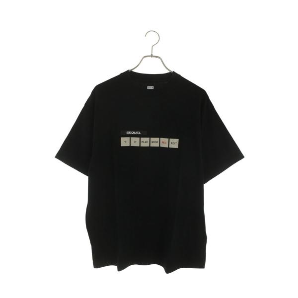 ブランド：シークエル/SEQUEL商品名： 24AW  SQ-24AW-ST-08 ロゴプリントTシャツサイズ：L状態ランク：Sカラー：ブラック