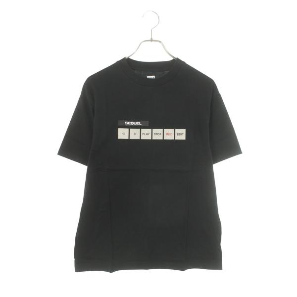 ブランド：シークエル/SEQUEL商品名： 24AW  SQ-24AW-ST-08 ロゴプリントTシャツサイズ：S状態ランク：Sカラー：ブラック