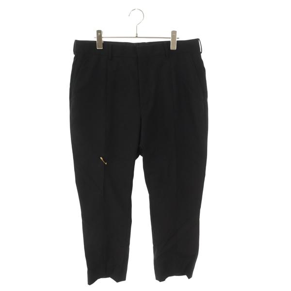 ブランド：フェンディ/FENDI商品名：×ヴェルサーチェ Versace  FB0804 AJNN ピンバッチ付きスラックスロングパンツサイズ：50状態ランク：Bカラー：ブラック