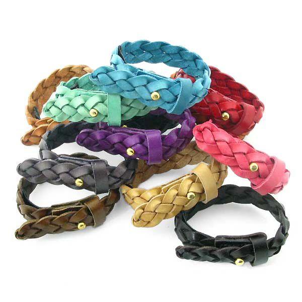 ■カテゴリー ：  ブレスレット■ブランド ： ANGLO LEATHERCRAFT ( アングロ レザークラフト )■品名 ： 4 Plait Braid Bracelet with Stud■材質 ： 牛革 / 真鍮■サイズ ： 全長 ...