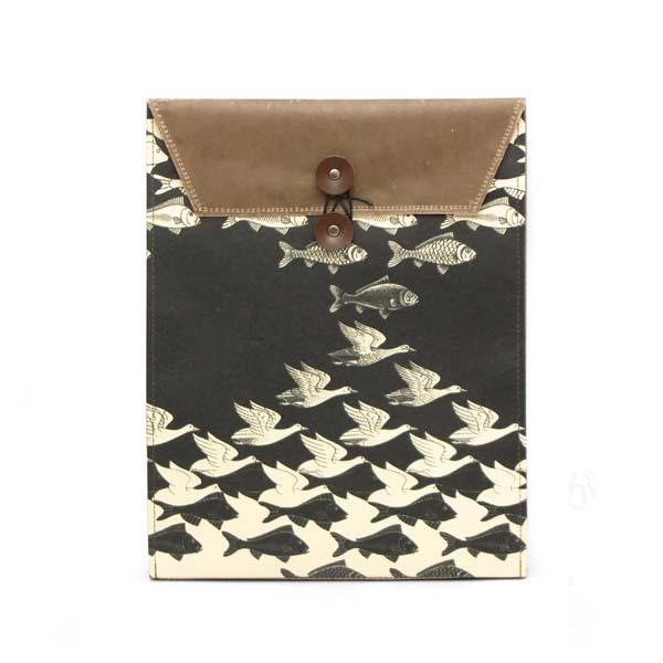 ■カテゴリー ： 四六判 ドキュメント バッグ■メーカー ： Quaint Design ( クイント デザイン )■グラフィック ： SKY&amp;WATER ( スカイ&amp;ウォーター )■グラフィック アーチスト ： M.C.E...