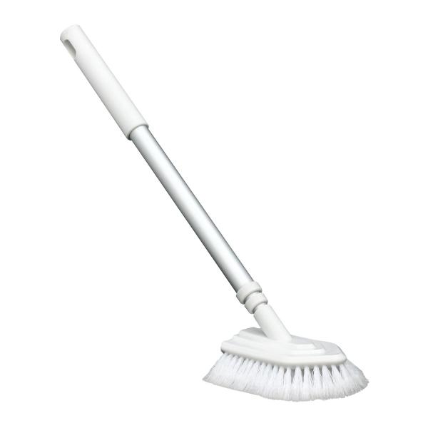 五角形が特徴の、角の汚れまでしっかり洗える「角効くバスブラシ」に柄がつきました。洗いにくい浴室の床の角、壁のキワまでフィットして洗える形状です。コシがあるブラシで先端まで自然に力が届く構造なので、ガンコな汚れもしっかり落とせます。毛の先は先...