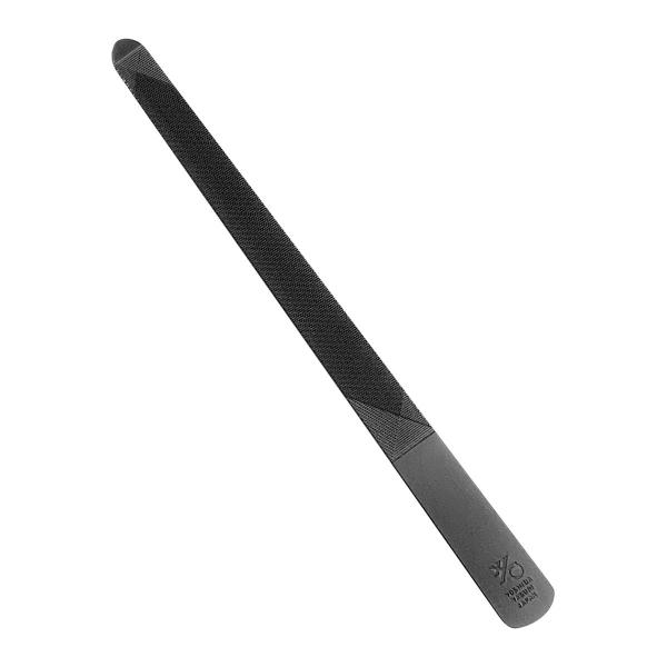 職人が手作業で製造する、シンプルで使いやすく高品質な爪やすりです。やすりは左右の斜め方向と水平方向の計三方向に、等間隔、均一な深さに打ち込まれています。ステンレス製でサビや磨耗にも強く水洗いも可能。薄さ約１mmで爪のキワまでキレイに削ります...