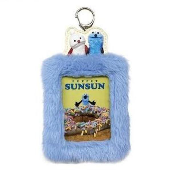 『パペットスンスン』からもふもふフォトキーホルダー スンスン&amp;ノンノンの登場です！■サイズ本体：約H135×W80×D15mm(金具含まず)PKG：約H165×W85×D20mm■仕様：クリアヘッダー付きOPP袋+紙タグ ■素材：ポ...