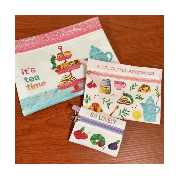 はらぺこあおむしデザインの3連ポーチです。大中小の3サイズが1セット、とってもお得なポーチです。大きさの違うポーチは、使用用途に分けて色々使えて便利。※ごくまれにほつれなどがある場合がございますが、縫製品製造上の都合によるもので、不良品では...