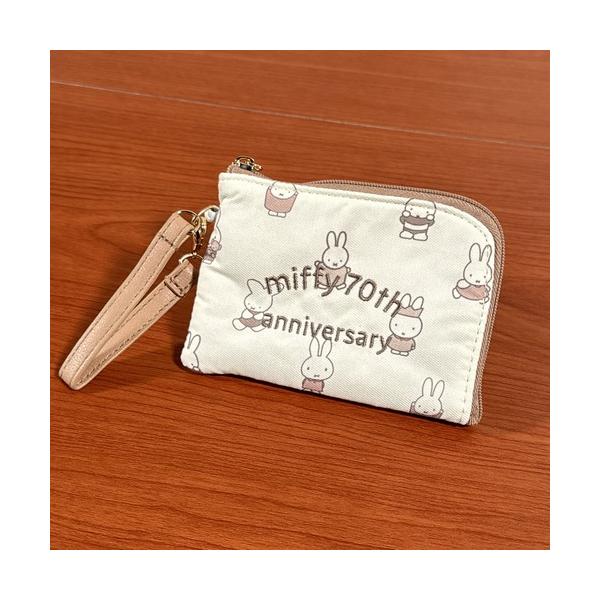 ミッフィーデザインのデイリーポーチです。いろんな年代のミッフィーがデザインされた70周年ヒストリーシリーズ。パスケースとポーチが一緒になっていて、毎日の持ち歩きに便利。ポーチは小銭や、リップなどのちょっとしたを小物を入れるのにちょうどいい。...