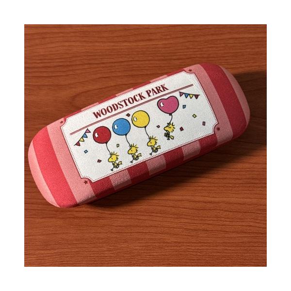 ピーナッツ/ウッドストック 遊園地シリーズデザインのメガネケースが登場です！本体はしっかりとしたつくりで中のメガネを守る。フタはばね式でがっちり固定。イラスト入りのクリーニングクロスも付属。メーカー：マリモクラフト素材：ポリエステルサイズ：...
