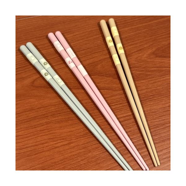 ミッフィーデザインのお箸です。ぷっくりとかわいいトンボ玉が特徴のお箸。長さが230mmの大人も楽に使える長さ。箸先には滑り止め加工があり使いやすい。ちょっと特別なおもてなしや、いつもの食卓のアクセントにお勧め。かわいいデザインでSNS用の料...