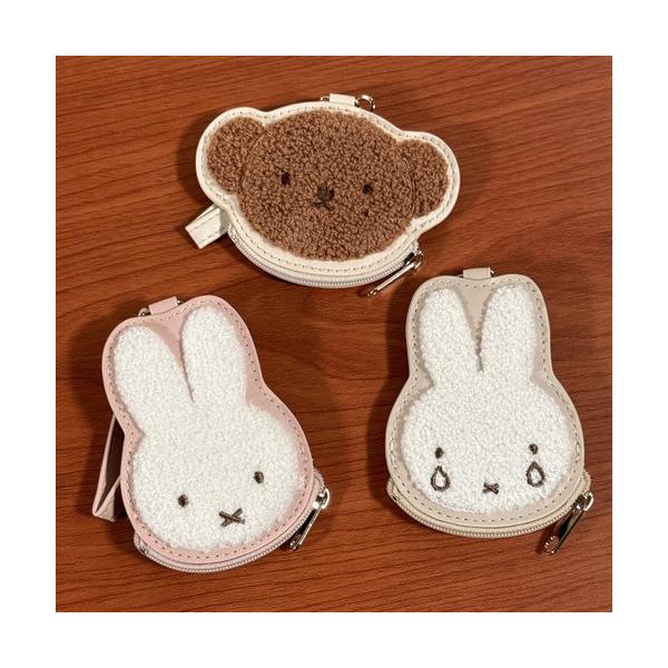 ミッフィーデザインのサガラミニポーチが登場です！とってもかわいいおかおデザイン。表面にもこもこでふわっとした手ざわりのサガラ刺繍。ストラップ付きでバッグなどに取り付けて使用可能。小銭や鍵、薬やコスメなどの持ち歩きに便利。ピンク:DBM-29...