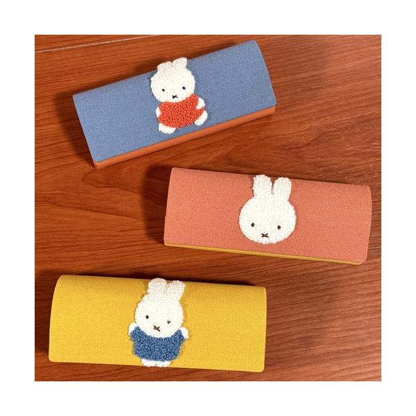 ミッフィーデザインのメガネケースが登場です！カラフルな本体にサガラ刺繍のミッフィーをデザイン。本体はしっかりとしたつくりで中のメガネを守るメガネケース。外側のカラーに合わせたクロスが付属。イエロー:DBM-3213 /49942093126...