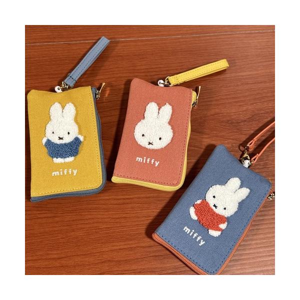 ミッフィーデザインのキー&amp;パスポーチが登場です！カラフルな本体にサガラ刺繍のミッフィーをデザイン。鍵の収納とカードケースの機能がこれ一つで。本体裏にはカードポケットポーチ内側にはキーフックと、ファスナー付き収納ポケットと内ポケットが...