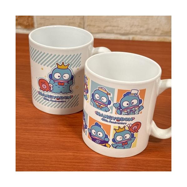 サンリオキャラクター/ハンギョドン 40周年記念デザインのマグカップです。ぐるっと1周ハンギョドン。写真映えがよさそうなかわいいデザイン。普段使いにもOK。熱い飲み物でも使える陶器製です。メーカー：マリモクラフト素材：陶器サイズ：約φ(直径...