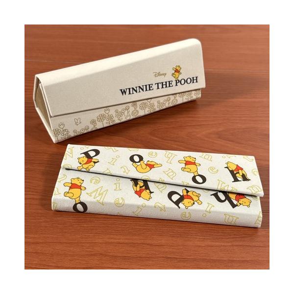 ディズニー/くまのプーさんデザインのメガネケースが登場です！本体はしっかりとしたつくりで中のメガネを守るメガネケース。折り畳み式で使用していない時は薄くたためて携帯性抜群。組み立てたら三角形の立体的なメガネケースに。折り畳み時、組み立て時の...