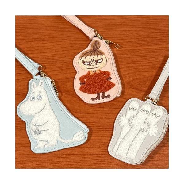 ムーミンデザインのサガラダイカットミニポーチが登場です！とってもかわいいダイカットデザイン。表面にもこもこでふわっとした手ざわりのサガラ刺繍。ストラップ付きでバッグなどに取り付けて使用可能。小銭や鍵、薬やコスメなどの小さくて紛失しやすかった...