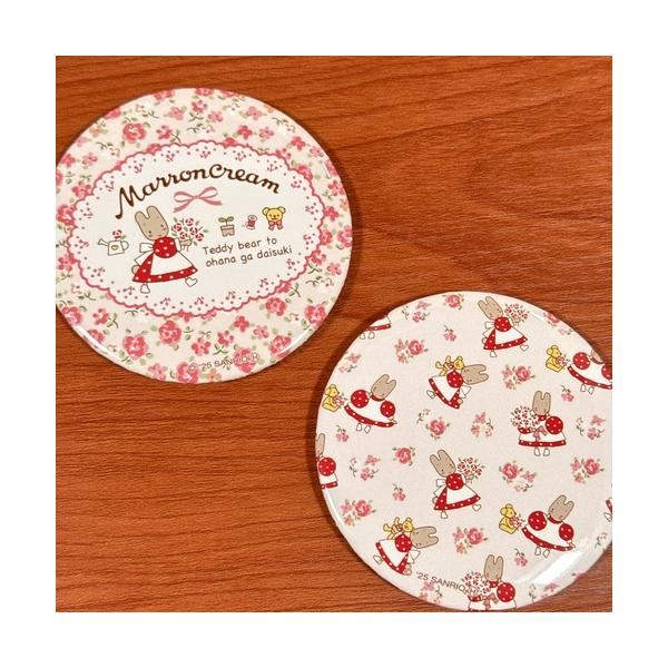 サンリオキャラクター／マロンクリーム40周年記念デザインのミラーが登場です！レトロな感じの花柄と新しいお友達のテディベアがかわいい。コンパクトタイプ。ミラー側のふちは少し盛り上がっていて持ちやすいワンポイント:MRN-003/4994209...