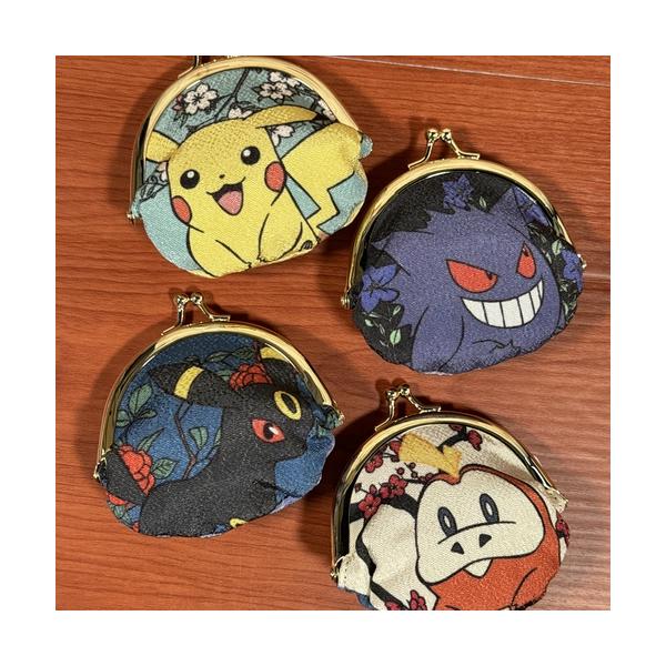 ポケットモンスターデザインのがま口コインケースです。渋い模様とポケモンデザインがかわいい和柄シリーズ。手ごろな感じのサイズ感。がま口は大きく開くので出し入れがしやすい。小銭や小物入れとして便利なアイテムです。ピカチュウ:PKM-915/49...
