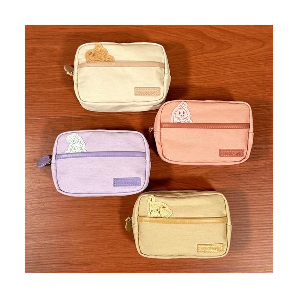 ポケットモンスターデザインのボックスポーチです。ポケモンのワッペンが隙間からひょっこりと顔を出すデザインがかわいいひょっこりシリーズ。内側には内ポケットが1つ。マチも広くとってあるので、大きく開いて中身が見やすく取り出しやすい。収納力抜群で...