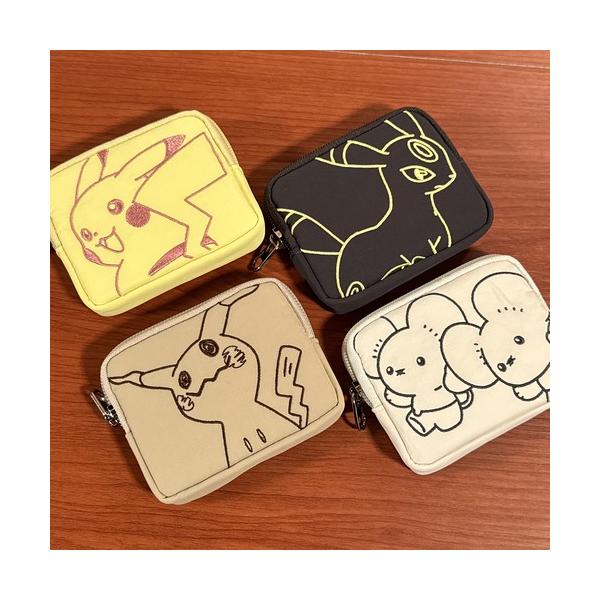 ポケットモンスターデザインのスリムミニポーチが登場です！人気のポケモンの刺繍とロゴのデザイン。カラビナリング付きでバッグやリュック、ランドセルなどに取り付けも可能。小銭や鍵、薬やコスメなどの小さくて紛失しやすかったり、整理しにくいものの持ち...
