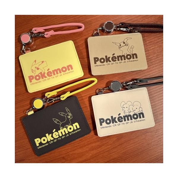 ポケットモンスターデザインのパスケースが登場です！人気のポケモンとロゴのデザイン。リール付きで伸縮機能があるので、カバンに付けたまま改札やコンビニのタッチをしたりと、とても便利に使えるカードケース。裏面にポケットが2つ付いています。ピカチュ...