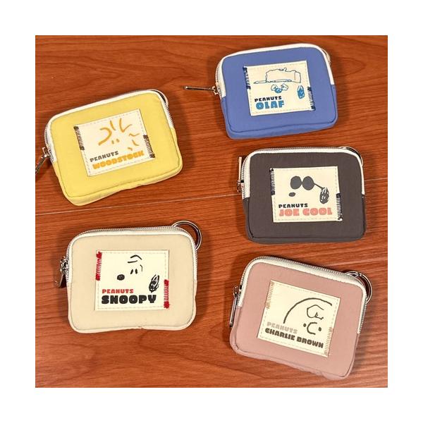 ピーナッツデザインのミニポーチです。各キャラクターのフェイス刺繍ワッペンがおしゃれ。ファスナーに足跡マーク付き。小物をまとめておくのに便利。なくしそうな小物を収納して、カバンの中がすっきり。カラビナリング付きなので、よく使うイヤホンや目薬、...