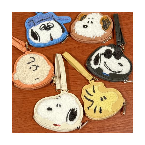 ピーナッツデザインのサガラミニポーチが登場です！とってもかわいいおかおデザイン。表面にもこもこでふわっとした手ざわりのサガラ刺繍。ストラップ付きでバッグなどに取り付けて使用可能。小銭や鍵、薬やコスメなどの持ち歩きに便利。スヌーピー:SPCQ...