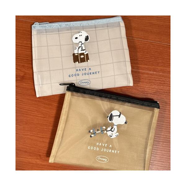 ピーナッツデザインのメッシュフラットポーチです。使いやすい落ち着いた色味と、旅行をイメージした絵柄がかわいいスヌーピーjourneyシリーズ。外側はメッシュになっていてさらっとした肌触りで通気性〇。中には仕切り付きで仕分けに便利。高い通気性...