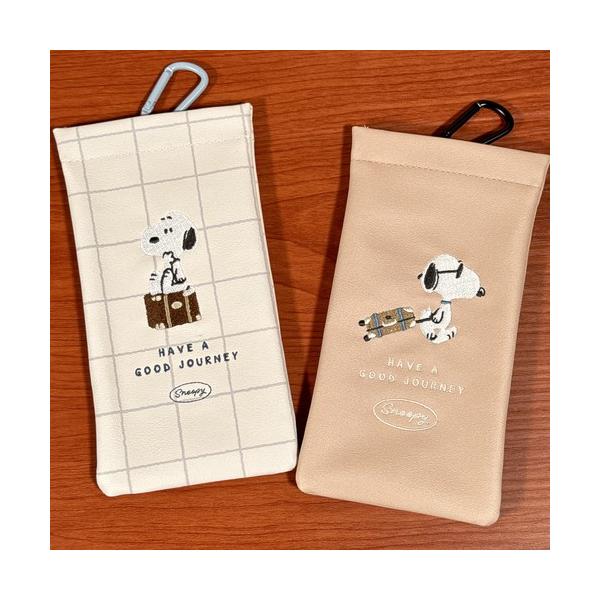ピーナッツデザインのメガネケースが登場です！使いやすい落ち着いた色味と、旅行をイメージした絵柄がかわいいスヌーピーjourneyシリーズ。軽くて持ち運び簡単、スリーブタイプのソフトメガネケース。片手でサイドを挟めば楽に開閉ができるから、収納...
