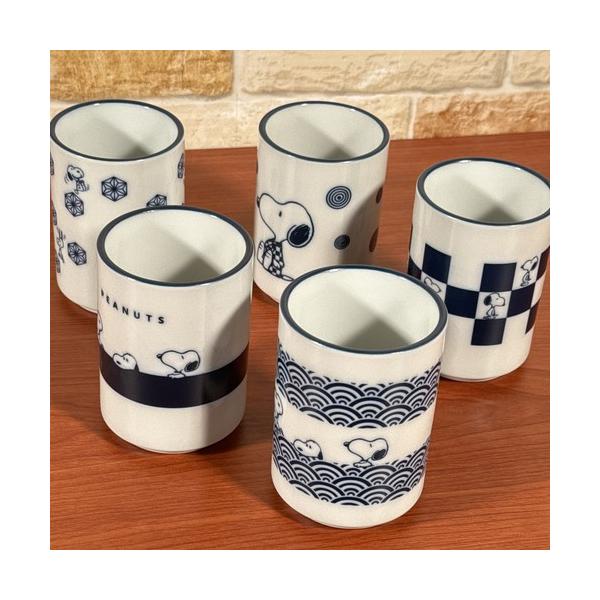 ピーナッツデザインの湯のみです。岐阜県東農地方の伝統を受け継ぐ美濃焼を採用。美しい藍色と、手にしっくりなじむ重み。一般的な和柄にスヌーピーたちピーナッツキャラをデザイン。電子レンジ使用可能。※電子レンジ等ご利用の際は使用上の注意をご確認の上...