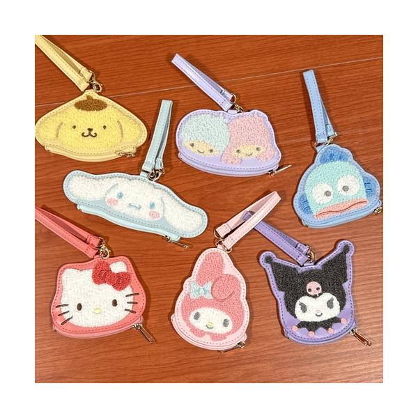 サンリオキャラクターズデザインのサガラミニポーチが登場です！とってもかわいいおかおデザイン。表面にもこもこでふわっとした手ざわりのサガラ刺繍。ストラップ付きでバッグなどに取り付けて使用可能。小銭や鍵、薬やコスメなどの持ち歩きに便利。ハローキ...