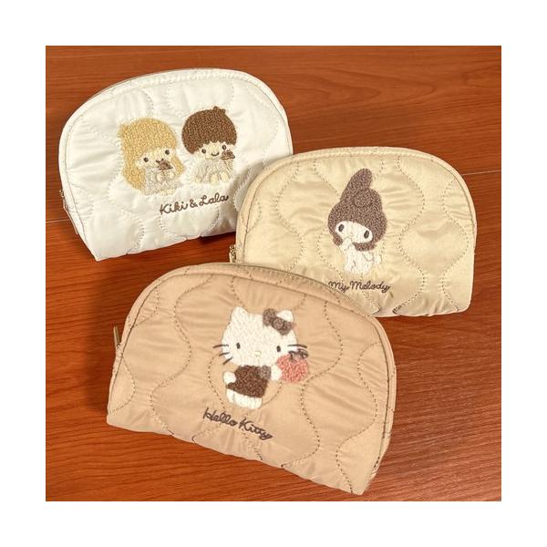 サンリオキャラクターズデザインのラウンドポーチが登場です！サガラ刺繍とキルティングを使用、秋冬にピッタリのナチュラルカラーの仕上がり。ファスナー開口部は広くしっかりと開きます。マチも大きめでたっぷり収納。内ポケット付き。内側にも絵柄の入った...