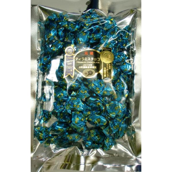 モンド・セレクション2015年9年連続金賞受賞のスイーツ、ティラミスチョコです。マスカルポーネを含むチーズとクリームパウダーを使い本格仕立てのアーモンド入りスイートチョコです。一粒食べるとちょっぴり贅沢な気分になれます。日本酒やワインにも、...