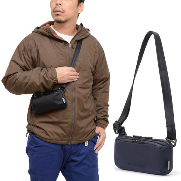 鞄の産地として千年にも及ぶ歴史と伝統を誇る「鞄の街　豊岡」の地域財産である生産地ブランド「豊岡鞄」とのコラボレーションモデル。圧倒的にミニマルな外観に内包された機能性は、シンプルな操作で直観的に身に着け、扱うことができます。コンパクトなサイ...