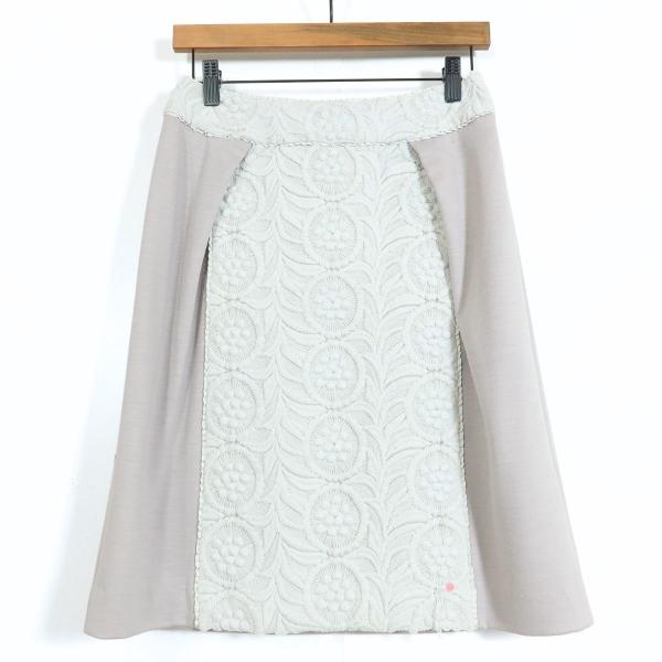 【商品説明】【実寸約】ウエスト66スカート丈54(cm)【サイズ表記】  3(9号)【素材】毛87%ナイロン12％ポリウレタン1％【状態】普通の使用感のあるお品物フロント裾部分にほつれ感、右側部分に小さな穴が複数ございます。【デザイン】薄ブ...