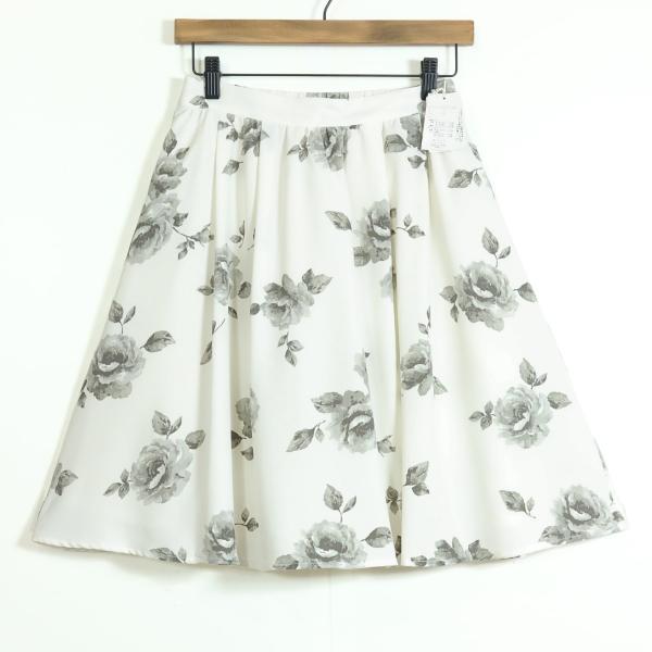 【商品説明】【実寸約】ウエスト85〜丈55(cm)【サイズ表記】 F【素材】  ポリエステル92ポリウレタン8％【状態】新品タグ付きのお品物付属のチュールスカートはありません【デザイン】白系ひざ丈ギャザースカートです。薄手/花柄ウエスト後ろ...