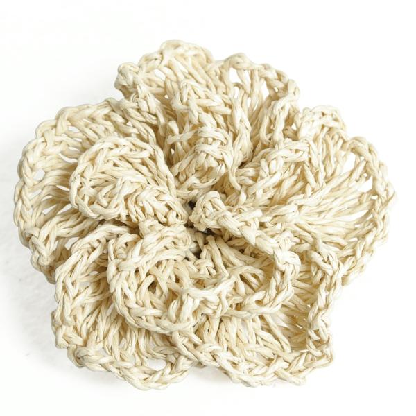 【商品説明】【実寸約】縦9横9【状態】普通の着用感あるお品物【デザイン】ベージュ系ストロー製？ペーパーヤーン編みの可愛いフラワーブローチです【お知らせ】こちらは一点限りの商品です。弊店は複数店舗で販売しており、ご注文のタイミングによっては完...