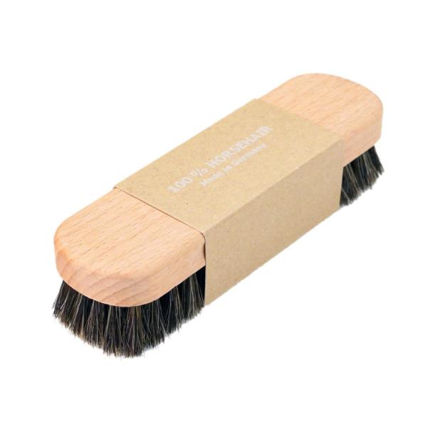 馬毛ブラシ ドイツ製 160mm×45mm 弾力性に富んだ馬毛を豊富に使用したブラシです汚れ落としや仕上げのポリッシング等に幅広く使用できます使用対象製品：皮革製品全般お手入れ方法 優しくブラッシングしてほこりや汚れを落とします仕上げのポリ...