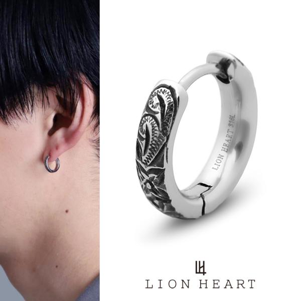 ハワイアン調の彫りが美しいフープピアス＜アイテム情報＞■素材サージカルステンレス■サイズ(約)【直径】13mm【厚み】2mm【ポスト直径】0.8mm（20G相当）■重量(約)1.0g■付属品LION HEART ポーチ,紙袋(ショッパー),...