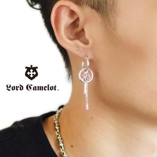 プープピアスに、Lord Camelotブランドロゴマーク・ラテン十字・チェーン・サークルと様々な装飾を取り付けたゴージャスなピアス。※注意事項※パーツはフープピアスのキャッチ側（U字の部分）から取り外しが可能です。少々取り外しにくい構造と...